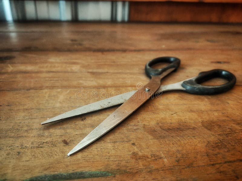 Grandes Tijeras Negras Abiertas Foto de archivo - Imagen de madera ...