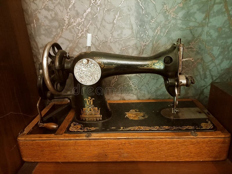 Grandma& X27;s Old Manual Sewing Machine Stock Photo - Image of machine ...