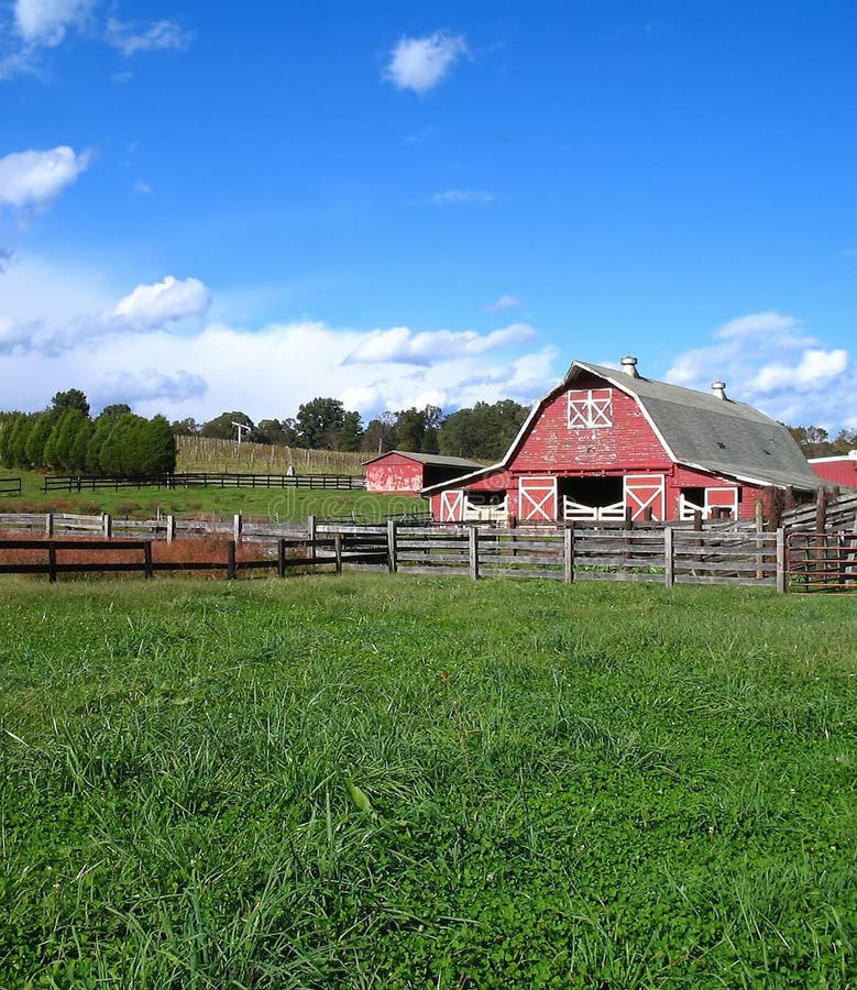 Granero imagen de archivo. Imagen de paisaje, hierba, cielo - 37647