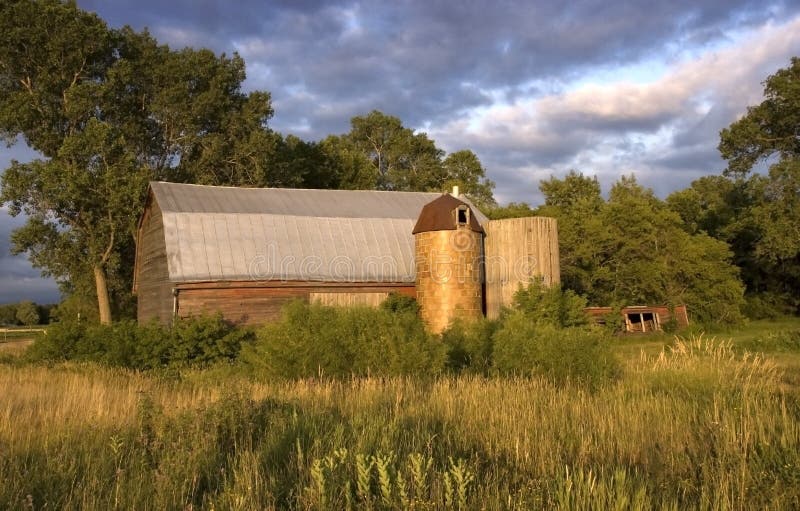 Granero Raro Con Silos De Madera Y Teja Foto de archivo - Imagen de ...