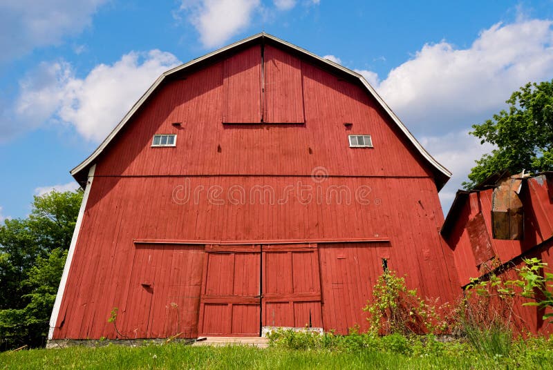 Granero rojo foto de archivo. Imagen de rural, cielo, edificio - 7328218