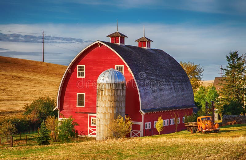 Granero rojo viejo foto de archivo. Imagen de azul, granero - 69474220