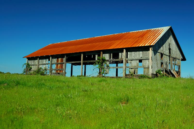 Nubes Viejas Del Cielo Del Granero De La Granja Lechera Foto de archivo ...