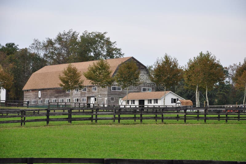 Grange de ranch de cheval image stock. Image du grange - 21690403