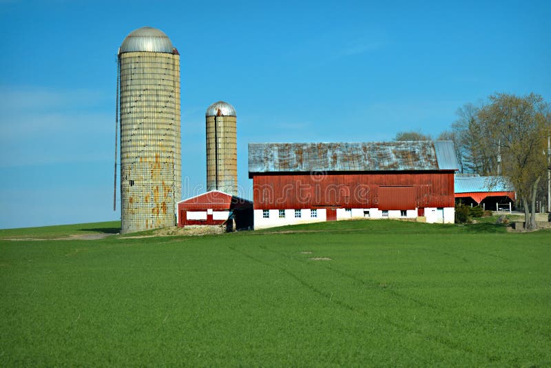 Grange rouge photo stock. Image du agriculture, beau - 55311312