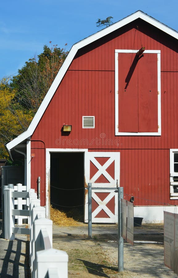 Rouge Amish De Ferme De Grange Photo stock - Image du constructions ...