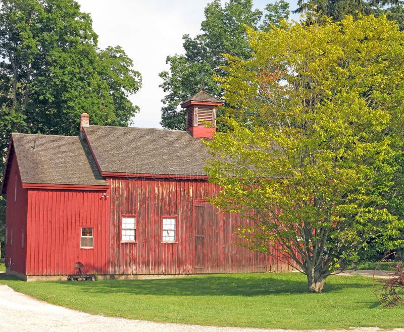 Grange rouge image éditorial. Image du collecte, grand - 76858775
