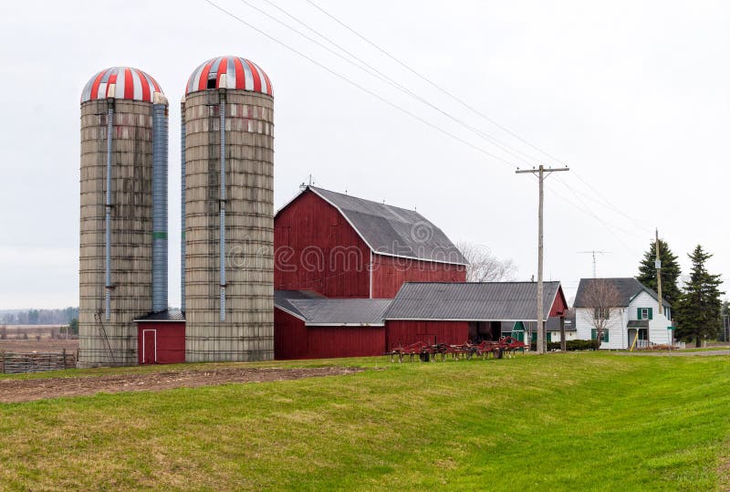 Grange rouge et deux silos photo stock. Image du agriculture - 40317052