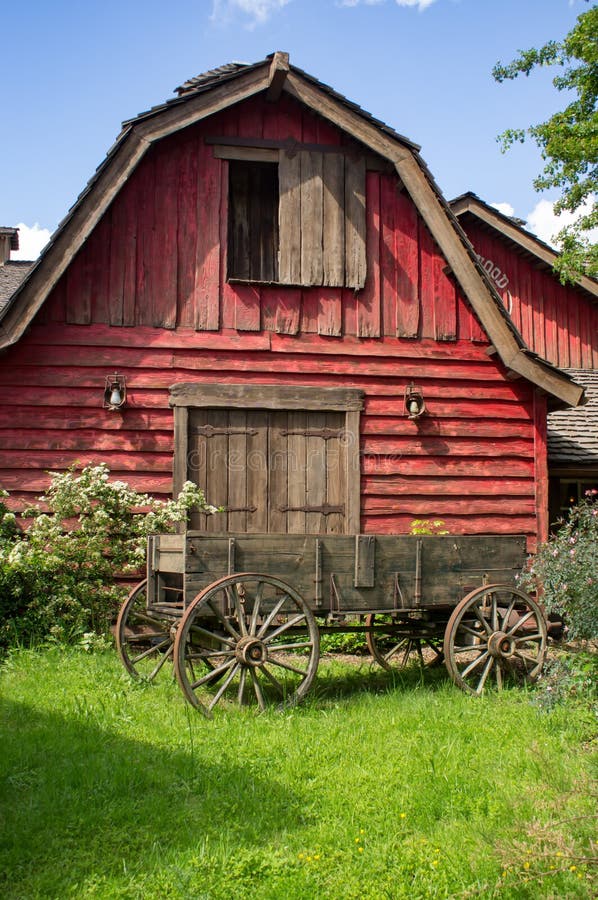 Grange traditionnelle image stock. Image du lumières - 199963349