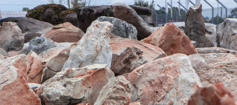 Graniet Rode Rotsen Grote Stenen Gemiddelde Stenen Rots Mineralen Stock ...
