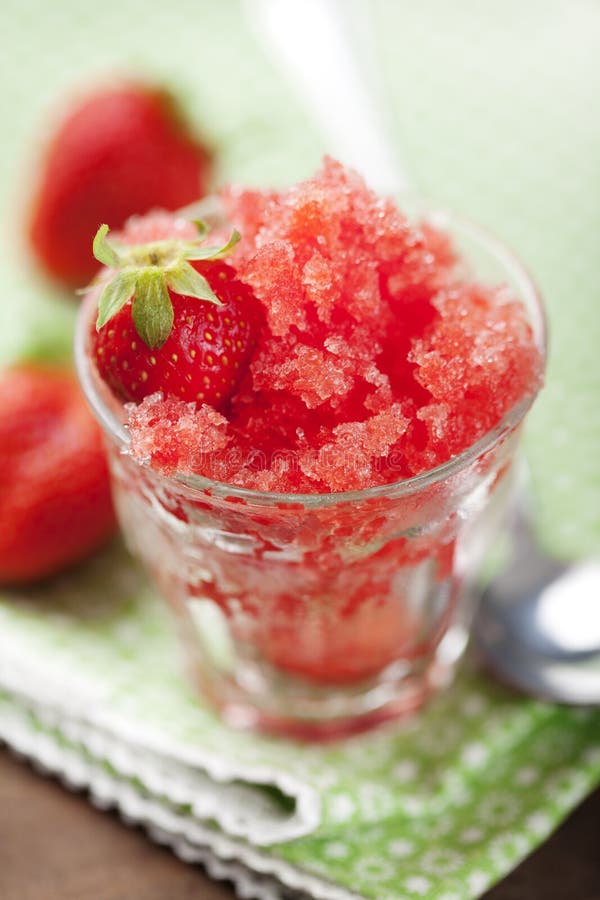 Granita - glace photo stock. Image du rouge, paille, sicily - 56420322