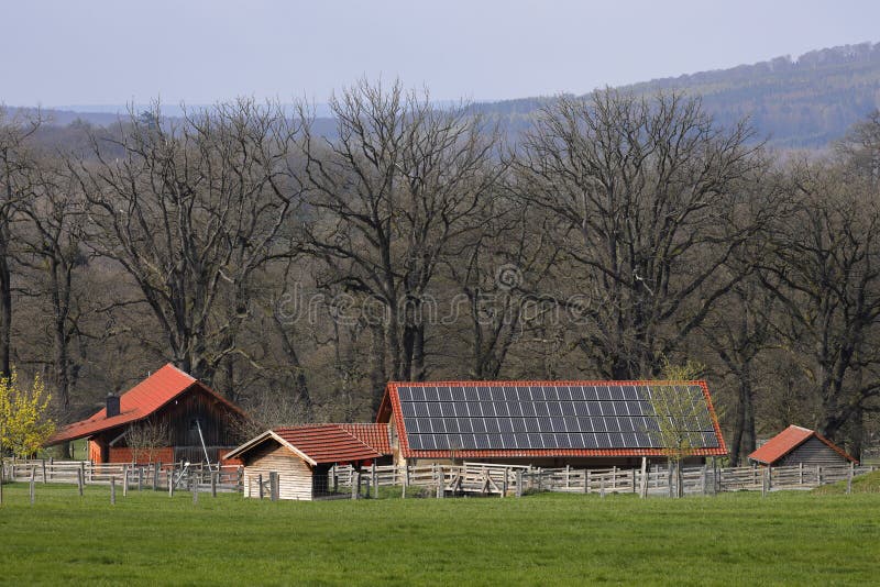 Granja Con El Granero Y El Establo Foto de archivo - Imagen de resorte ...