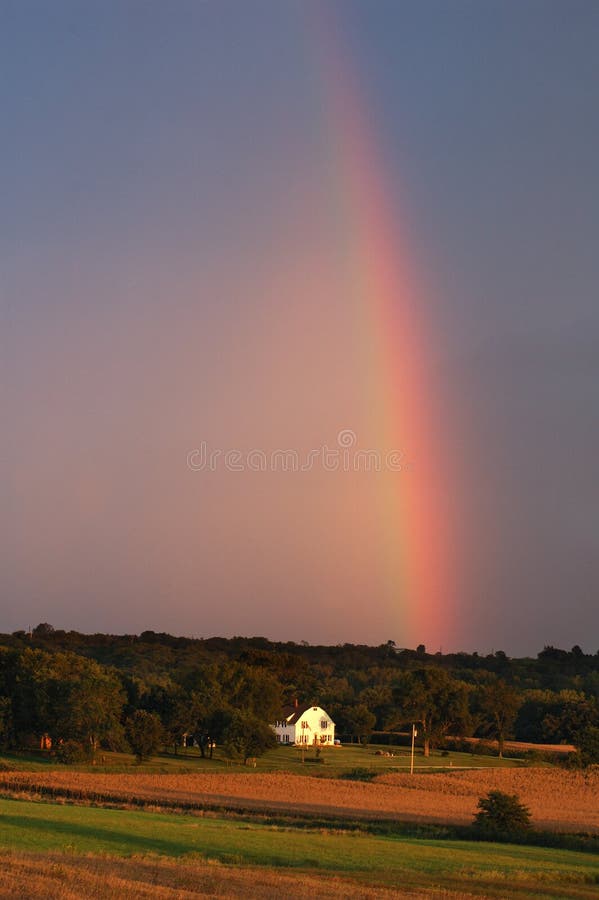 Granja de Iowa foto de archivo. Imagen de farmland, granero - 70373090