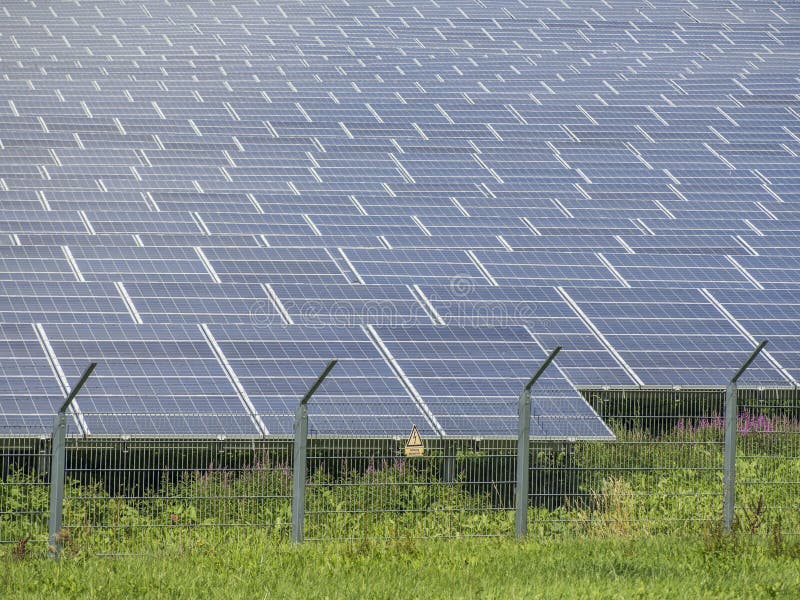 Granja De Paneles Solares En El Campo Imagen de archivo - Imagen de ...