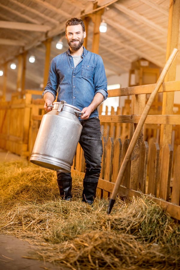 Granjero En El Granero De La Cabra Foto de archivo - Imagen de cabras ...