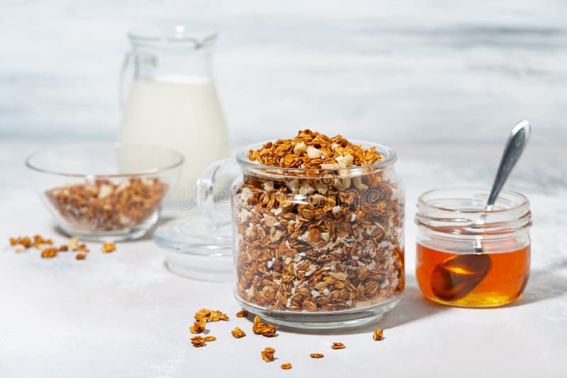 Granola Caseira Com Coco E Nozes De Fundo Branco Foto de Stock - Imagem ...