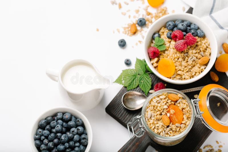 Granola Caseiro Com Frutos Secos E Bagas No Fundo Branco Imagem de ...
