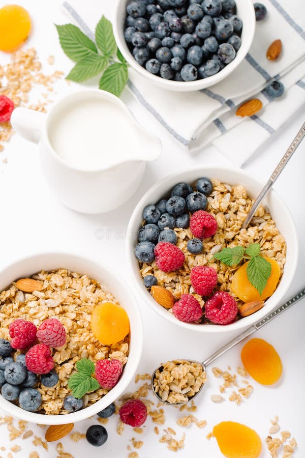 Granola Caseiro Com Frutos Secos E Bagas No Fundo Branco Foto de Stock ...