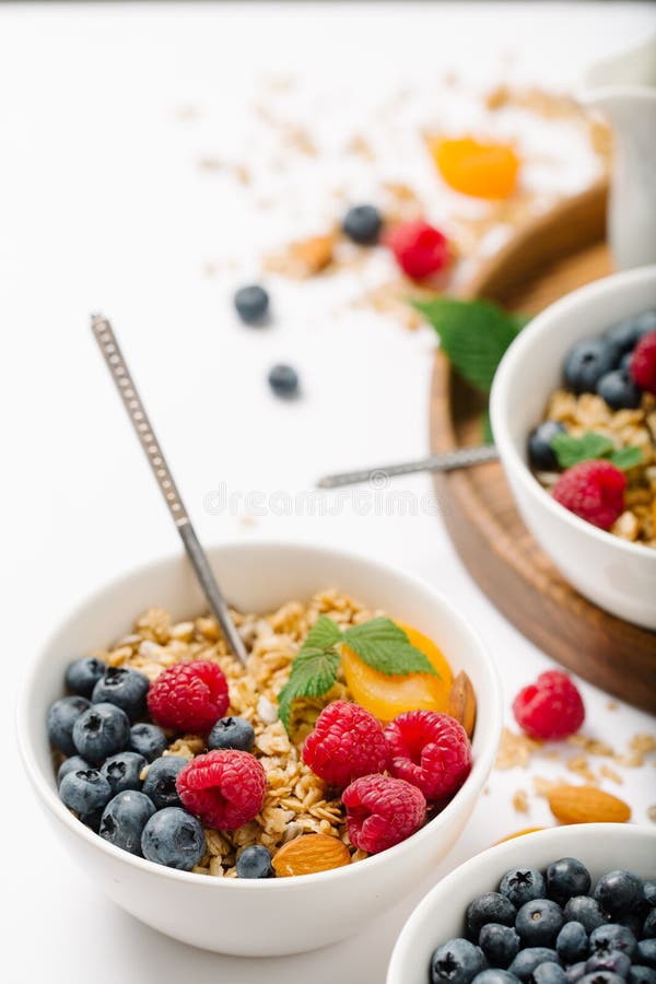 Granola Caseiro Com Frutos Secos E Bagas No Fundo Branco Imagem de ...