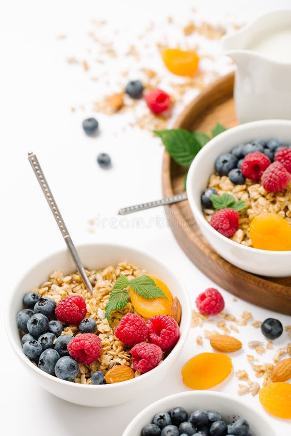 Granola Caseiro Com Frutos Secos E Bagas No Fundo Branco Imagem de ...