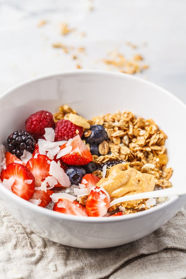 Granola Met Melk, Chia, Bessen En Pindakaas in Een Witte Kom Stock Foto ... Granola Met Melk, Chia, Bessen En Pindakaas in Een Witte Kom Stock Foto ...