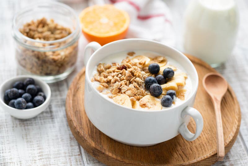 Granola Sano Dei Cereali Da Prima Colazione Con Latte Ed I Frutti Immagine Stock Immagine Di