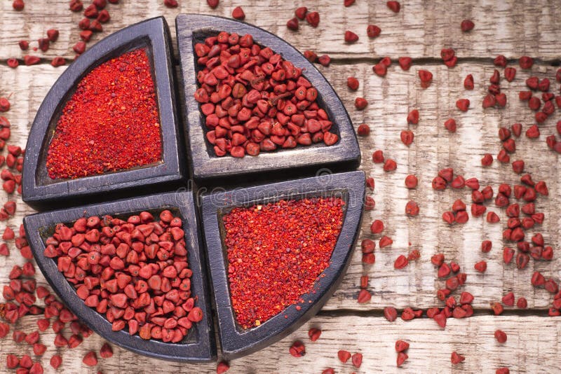 Granos De Achiote En Cuenco De Madera Sobre Fondo Blanco Bixa Orellana ...