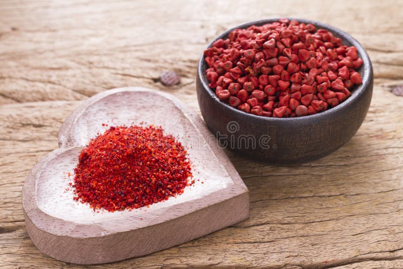 Granos De Achiote En Cuenco De Madera Sobre Fondo Blanco Bixa Orellana ...