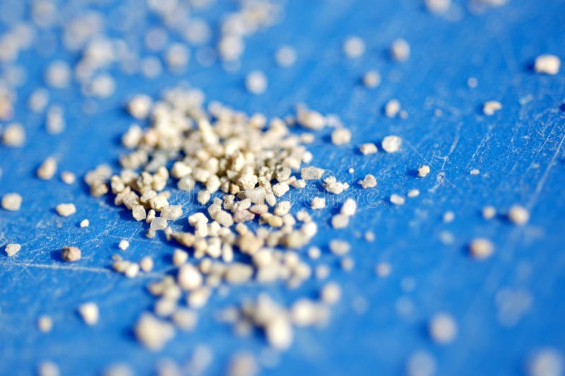 Granos de arena en azul foto de archivo. Imagen de arena - 533020