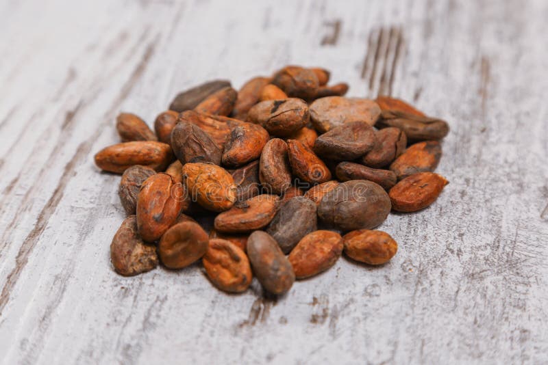 Granos De Caao Sobre Un Fondo De Madera Imagen de archivo - Imagen de ...