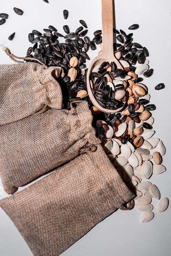 Granos de cereales foto de archivo. Imagen de comer - 157814120