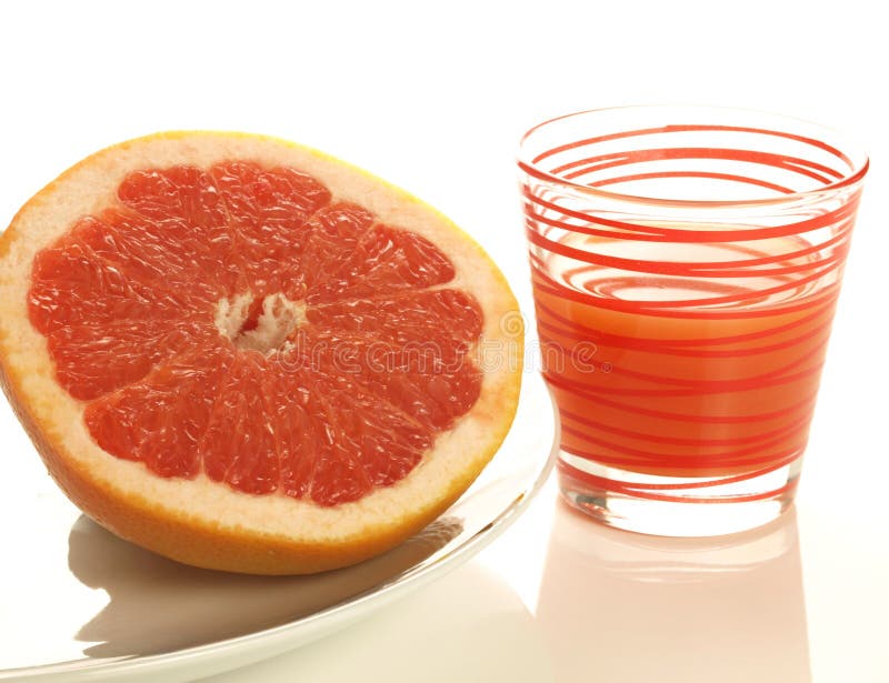 Roze grapefruit met sap stock afbeelding. Image of besnoeiing - 24307015
