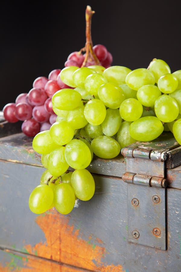 Grapes on a wooden crate stock image. Image of harvest - 29948287