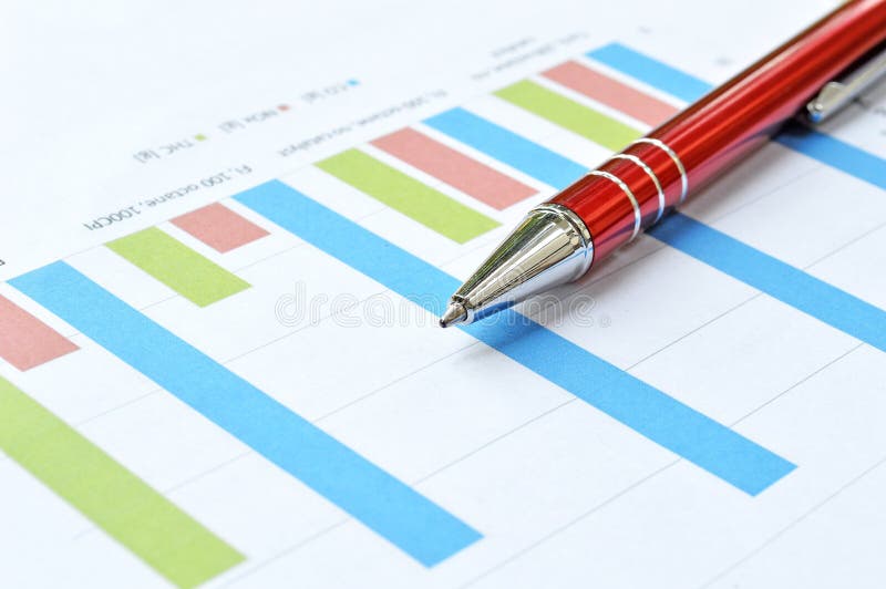 Graphique De Gestion Avec Le Crayon Lecteur Rouge Image stock - Image ...