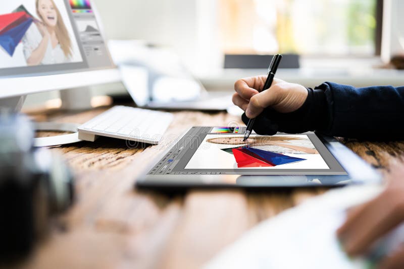 L'artiste Graphique Dessine Le Manuel D'illustration De Photo De ...