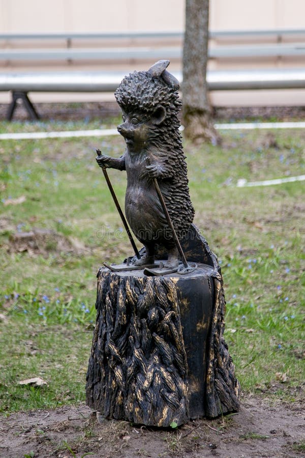 Grappig Decoratief Standbeeld Van Een Egel Op Skis Op Een Stomp in Het ...