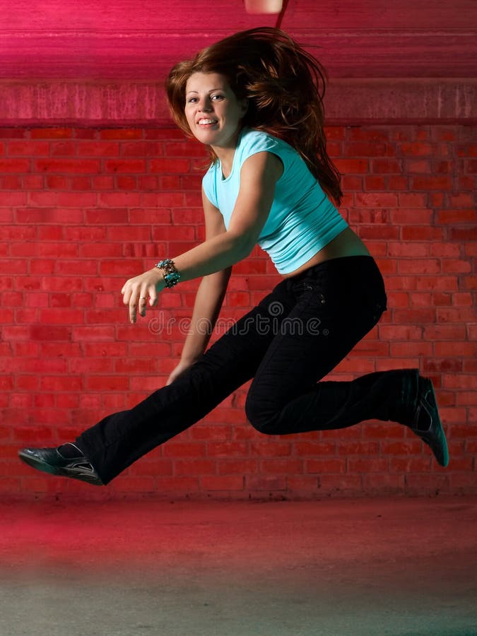 Grappige Springende Persoon Bij Bevroren Meer in De Winter Zonnige Dag ...