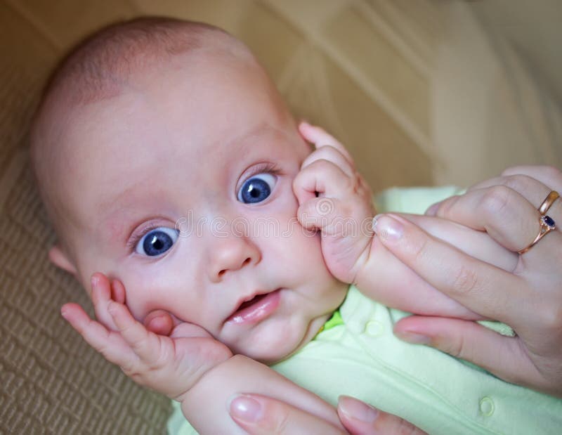 Grappige Babyzitting In De Badkuip, Het Spelen En Het Bespatten ...