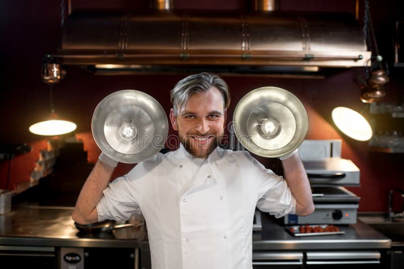 Grappige Chef-kokkok Bij De Keuken Stock Afbeelding - Image of ...