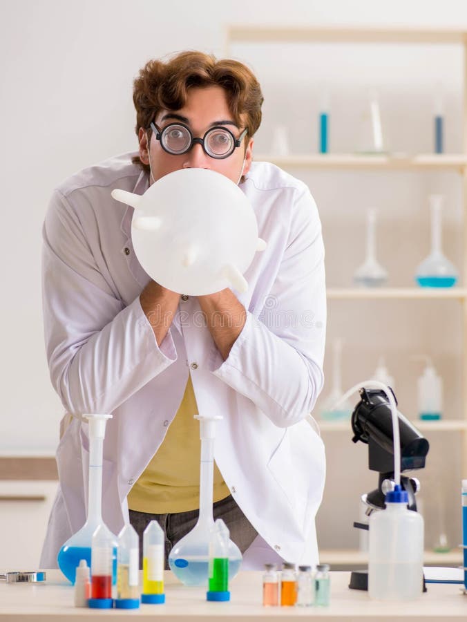 Grappige Chemicus Die Experimenten Doet En Proeven Stock Afbeelding ...