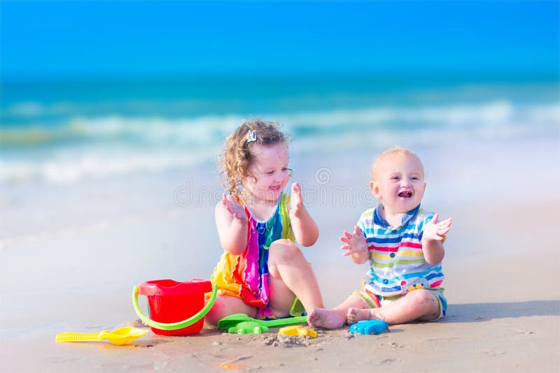 Grappige Jonge Geitjes Die Op Het Strand Spelen Stock Afbeelding ...
