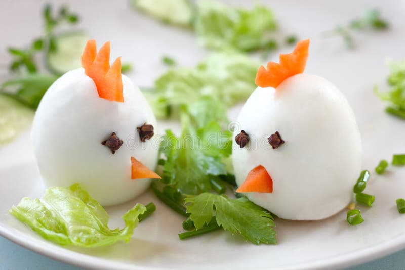 Grappige Kippen Uit Babyvoeding Voor Eieren Op De Kersttafel Met Het Symbool Van 2017 Stock Foto ...