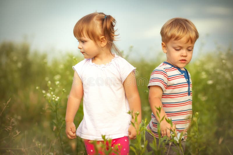 Grappige kleine tweelingen stock afbeelding. Image of leuk - 114971673