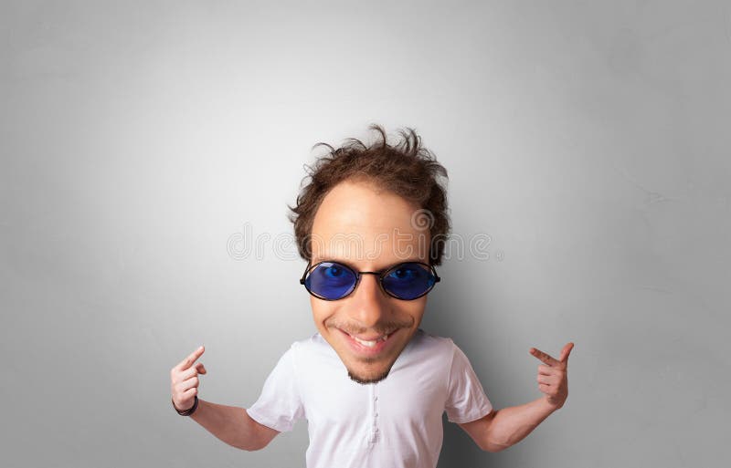 Grappige Persoon Met Groot Hoofd Stock Foto - Image of knap, leeg ...