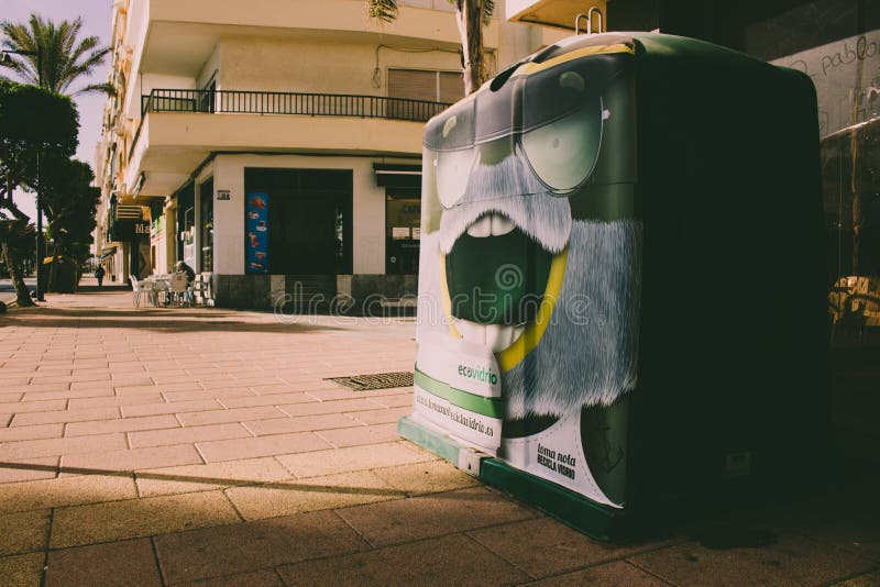 Grappig Vuilnisbakje Voor Plastic Gedifferentieerde Afvalinzameling ...