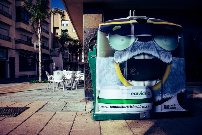 Grappig Vuilnisbakje Voor Plastic Gedifferentieerde Afvalinzameling ...