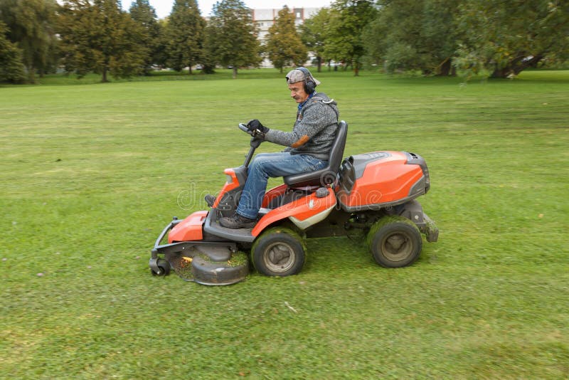 Rit-op Grasmaaimachine Scherp Gras. Stock Afbeelding - Image of gebied ...