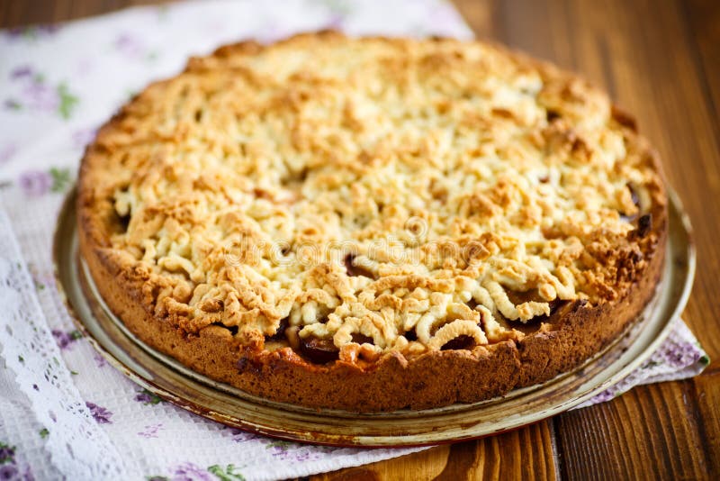 Grated pie with fruit stock image. Image of bakery, crumbs - 68096231