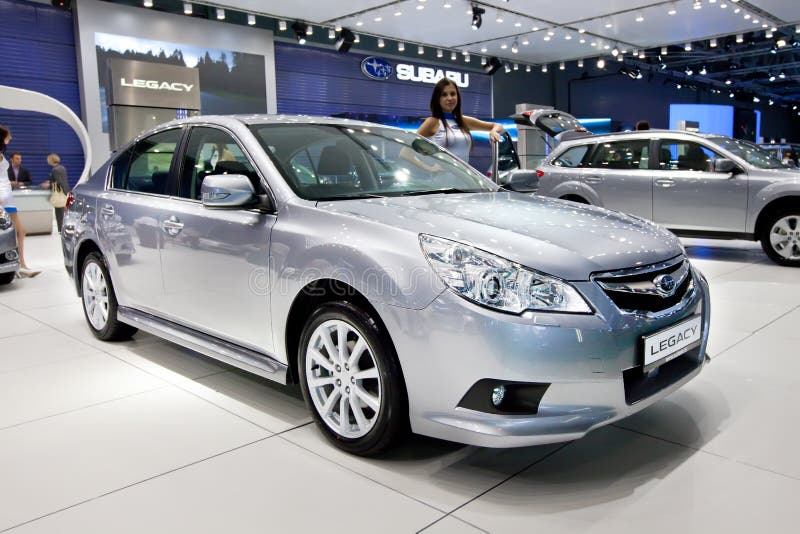 Graue Auto Subaru Legacy redaktionelles foto. Bild von spiegel - 20102646