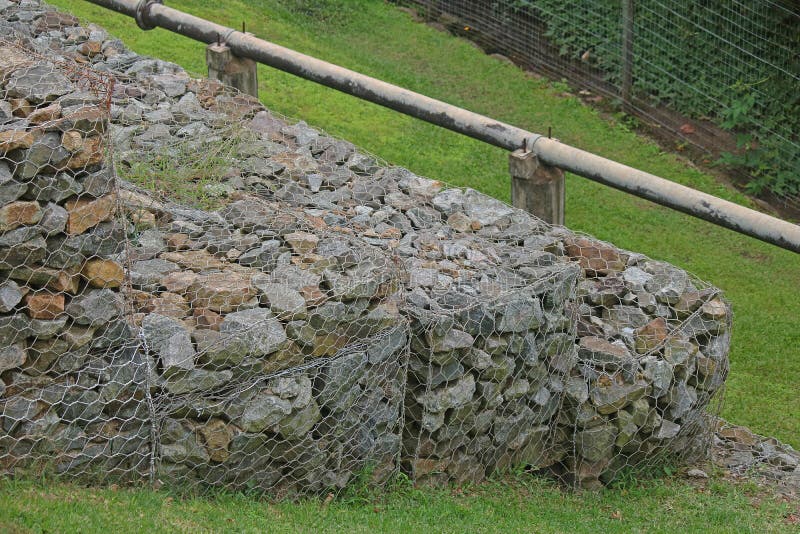 GRAVA GRUESA LLENA EN GRADAS EN CUESTA Imagen de archivo - Imagen de ...